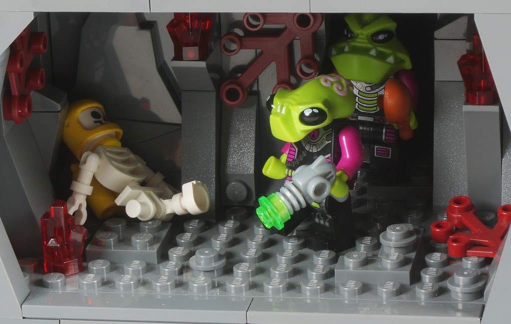 LEGO Space Police Delta Base - HelloBricks