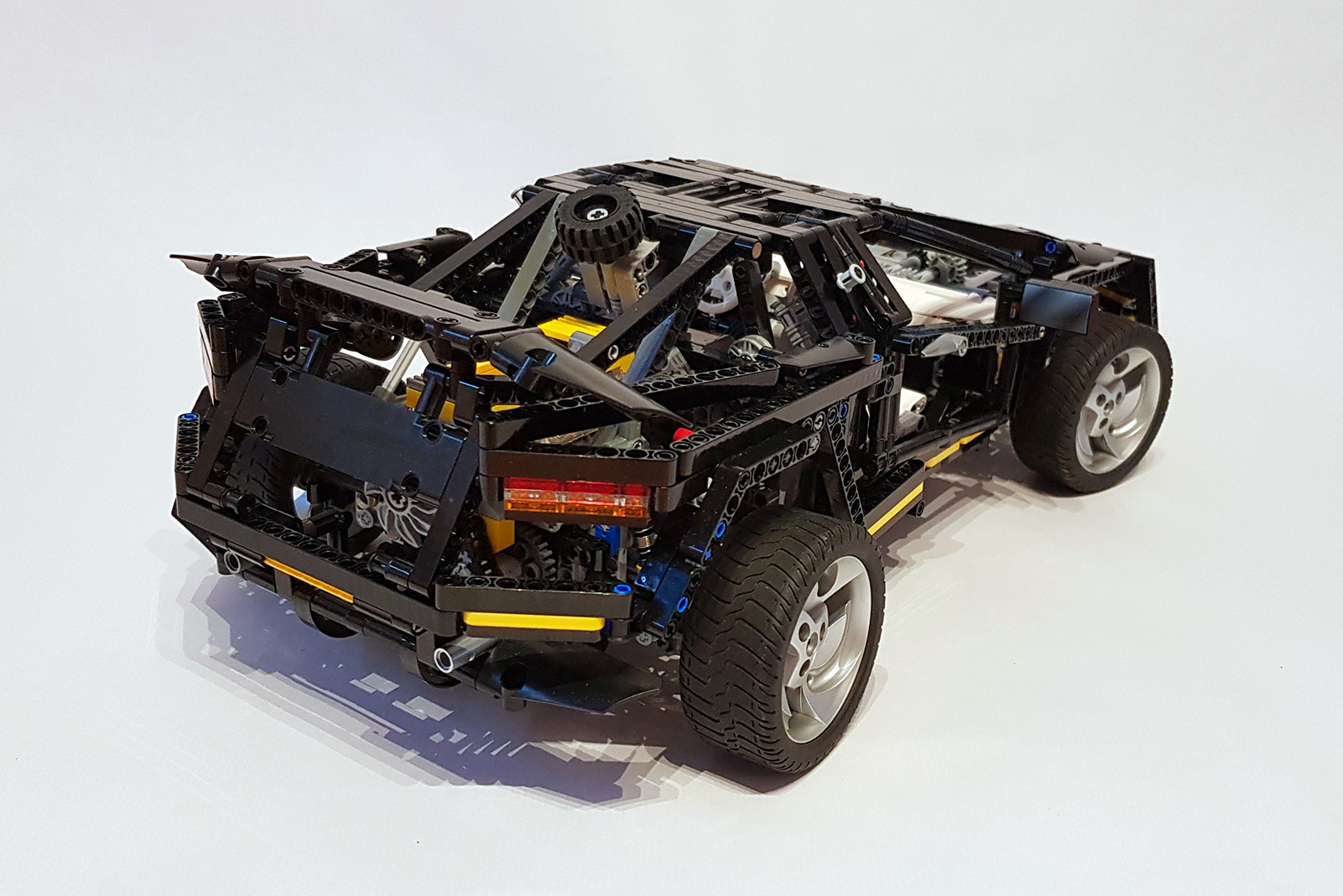 Supercar LEGO Technic 8880 : mise à jour, 25 ans plus tard - HelloBricks