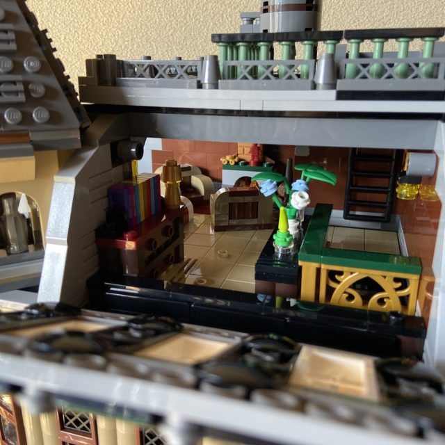 Modular Central Perk Corner Cafe - HelloBricks