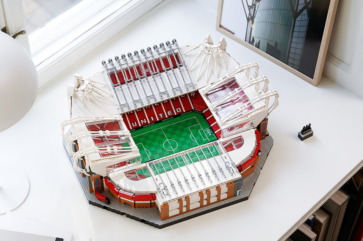 Chez LEGO : le set Creator Expert 10272 Old Trafford Manchester United ...