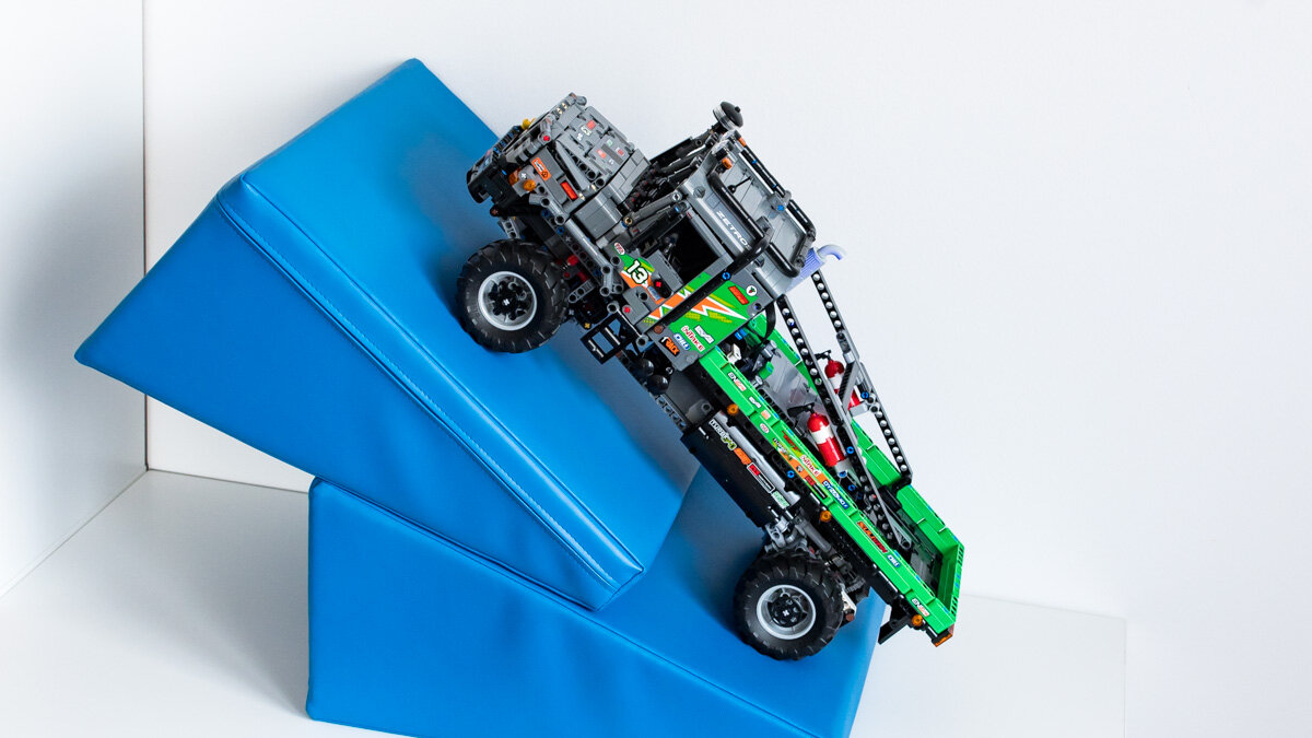 Review LEGO Technic 42129 Mercedes-Benz Zetros - HelloBricks