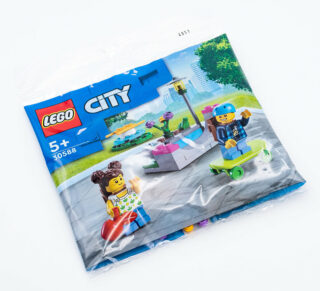 Chez LEGO : les polybags LEGO City 30588 Kids' Playground et Friends ...