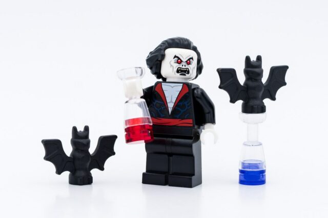 Review LEGO Marvel 76244 Miles Morales vs Morbius - HelloBricks
