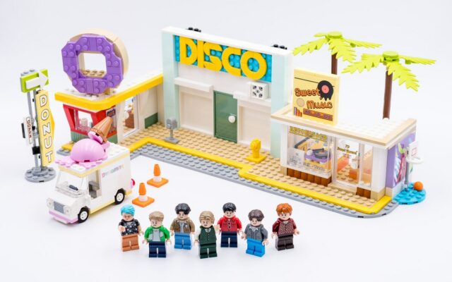 Review LEGO Ideas 21339 BTS Dynamite - HelloBricks