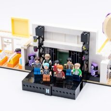 Review LEGO Ideas 21339 BTS Dynamite - HelloBricks