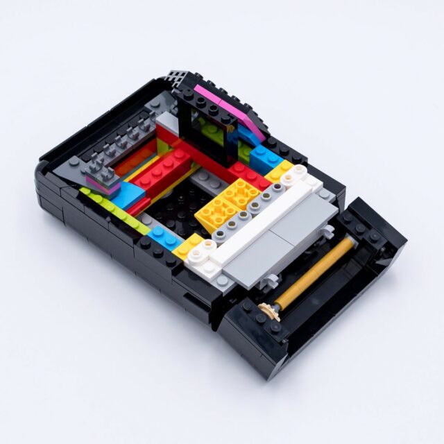 Review LEGO Ideas 21345 Polaroid OneStep SX-70 Camera - HelloBricks