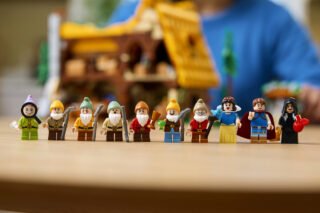 LEGO Disney 43242 Snow White and the Seven Dwarfs Cottage : l'annonce ...