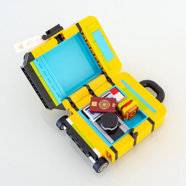 Review LEGO 40817 Yellow Travel Suitcase - HelloBricks