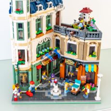 Review LEGO Icons 11371 Shopping Street : le Modular 2026 - HelloBricks